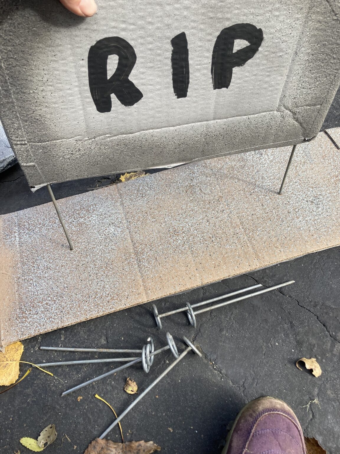 How to make easy Halloween Gravestones for your yard - Doing It ...